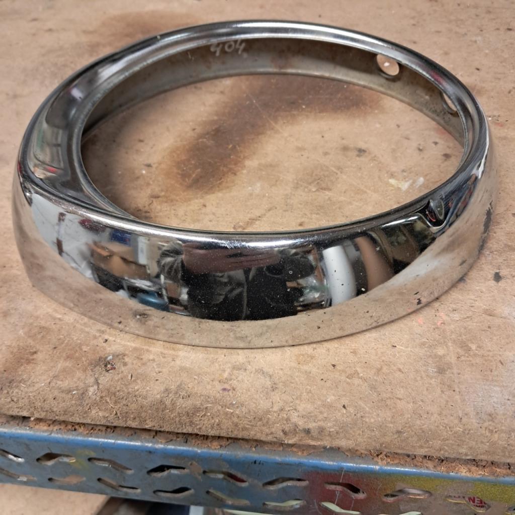 Enjoliveur de phare de PEUGEOT 404 à vendre