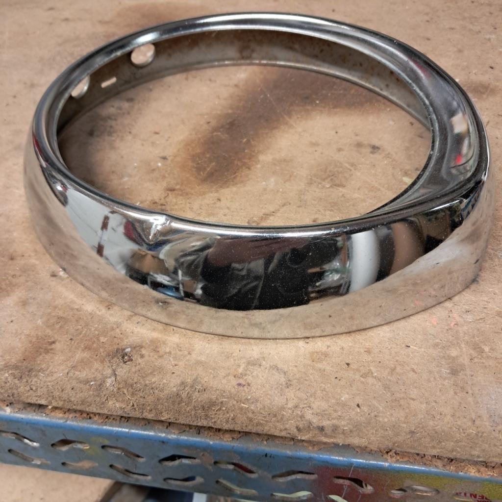 Enjoliveur de phare de PEUGEOT 404 à vendre